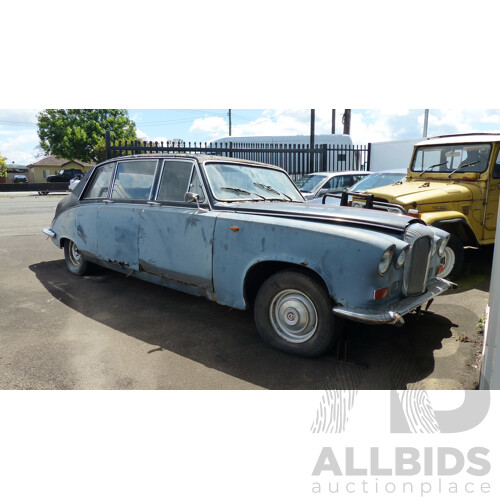 Circa 1980s Daimler DS420 Limousine - Lot 1406463 | CARBIDS
