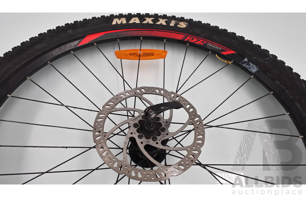 Set of Giant 27.5 Inch Quick Release - Lot 1430171 | ALLBIDS