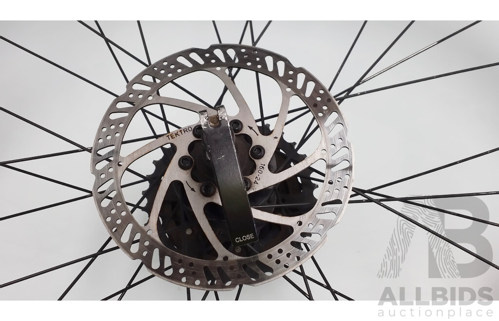 Set of Giant 27.5 Inch Quick Release - Lot 1430171 | ALLBIDS