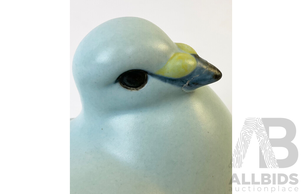 Two Ann Betts Ceramic Doves - Lot 1467653 | ALLBIDS