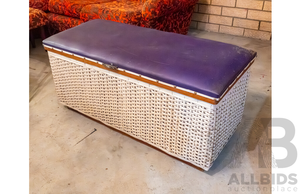 White Rattan Chest/Glory Box with - Lot 1624609 | ALLBIDS