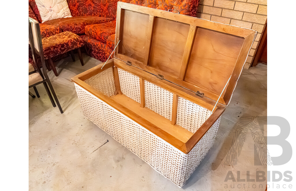 White Rattan Chest/Glory Box with - Lot 1624609 | ALLBIDS
